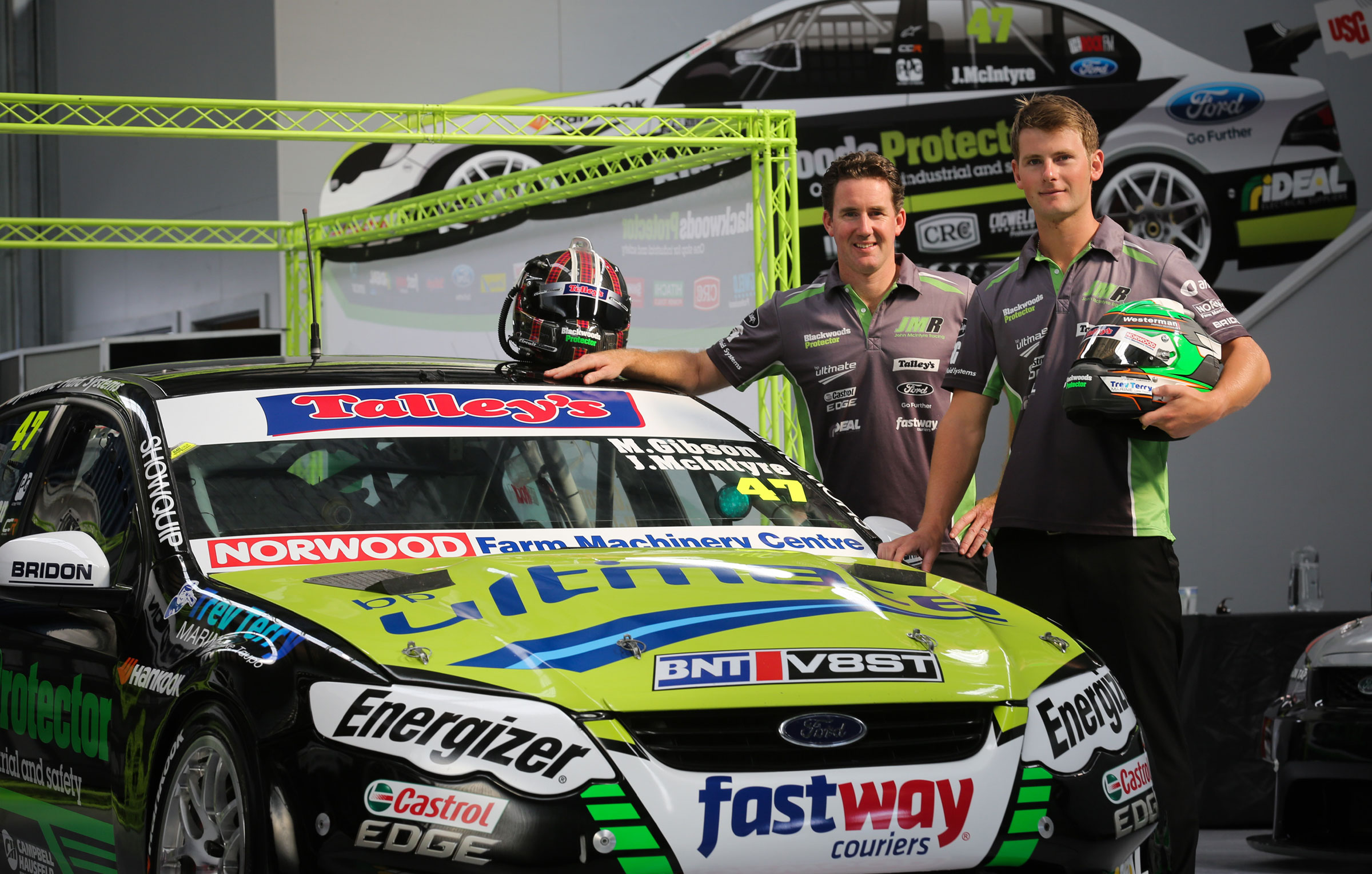 John McIntyre hands V8 drive to rookie Mark Gibson | NZ Performance Car